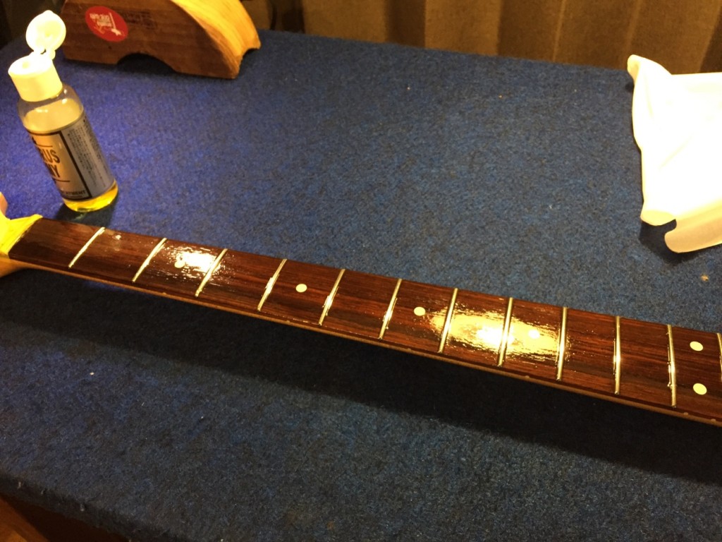 フレットをすり合わせる【白いフェンダーUSA・JBの修理-10】 | Birdcageブログ