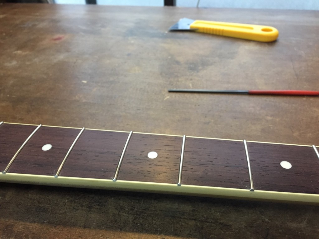 フレットの処理とPG加工【ドットバインディングJBの組み込み-8】 | Birdcageブログ