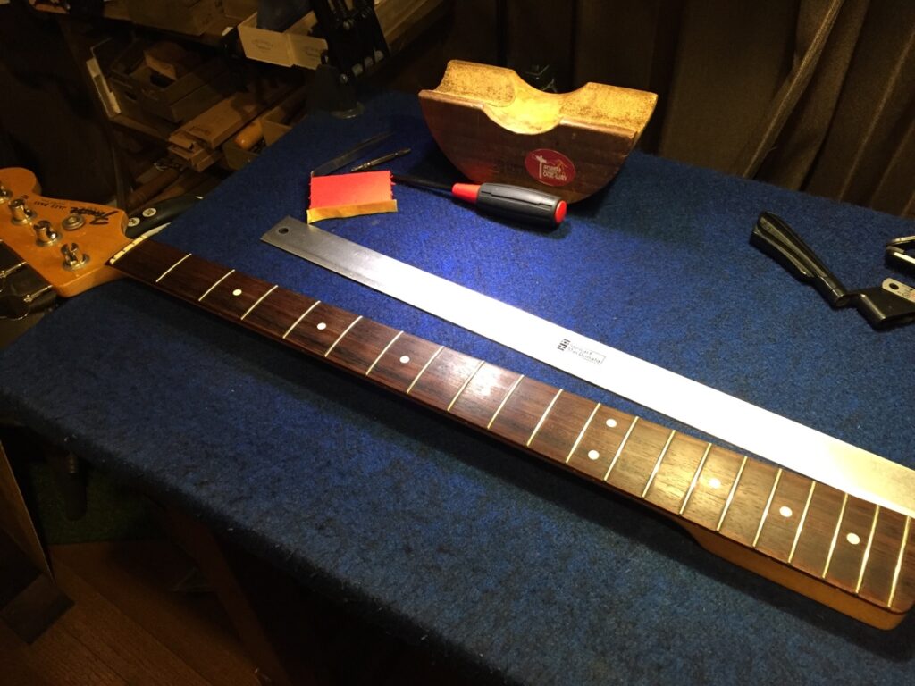 もっと逆反り方向に曲げたい【白いフェンダーUSAのJBのペグ修理-3】 | Birdcageブログ