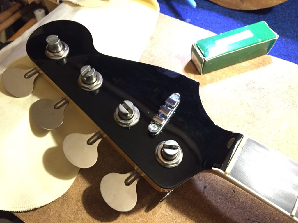 ヘッドのパーツを戻す【フェンダージャパンJBボディと特注ネックのリフィニッシュ-8】 | Birdcageブログ